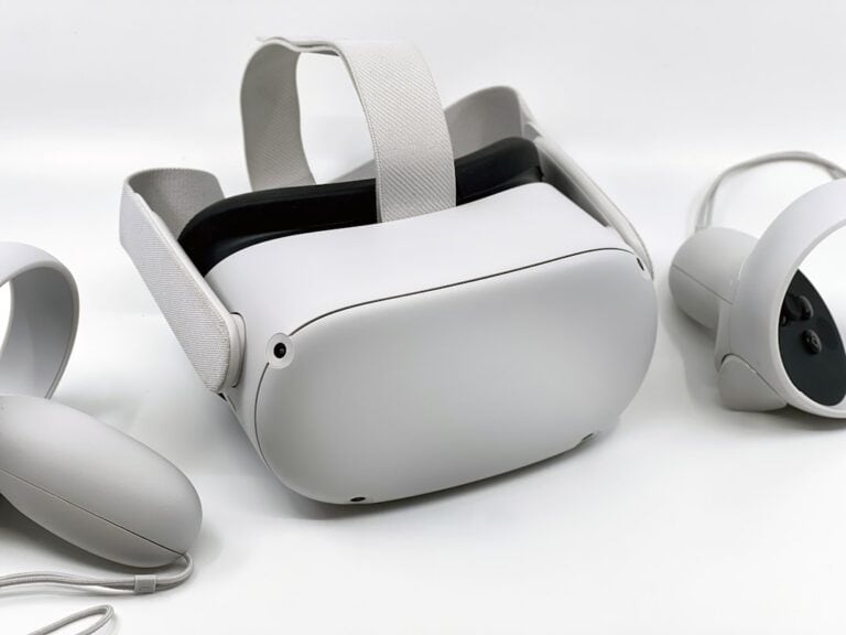 Exploring Second Life in VR: A New Reality